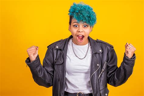 젊은 현대 갈색 머리 소녀 와 곱슬 푸른 머리 의 Afro 미국 민족 고립 된 색상 배경 20 24세에 대한 스톡 사진 및 기타