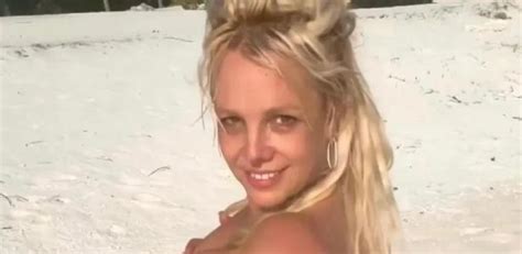 Britney Spears Posa Nua Em Praia