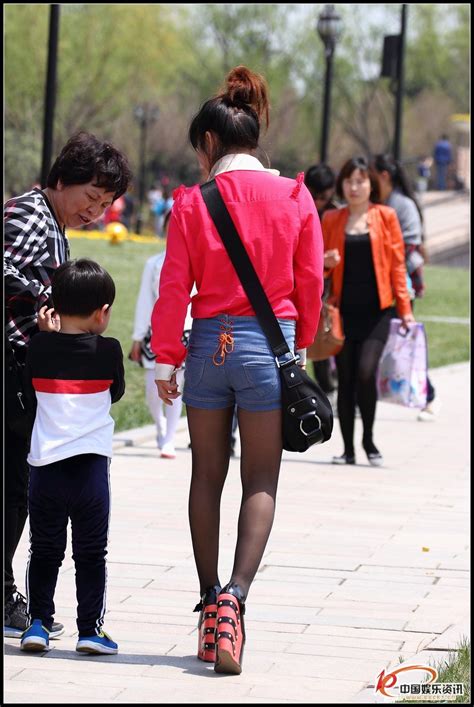 俏丽的个性妹子黑丝美腿超高跟 中国娱乐资讯网cecetcn