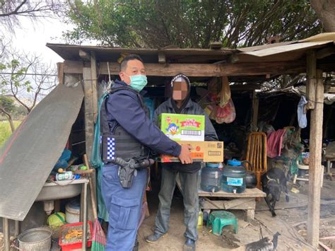 男子餐風露宿搭棚睡空地 大園暖警關懷送物資 台北郵報 The Taipei Post