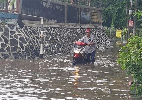 Banjir Genangi Ruas Jalan Di Kecamatan Makassar Jaktim Banyak Motor