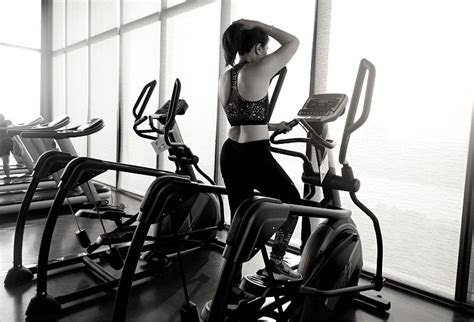 How To Use The Elliptical Machine Like A Champ Form Posture And Pro