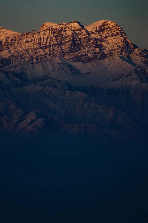 겨울 경치 경치가 좋은 고요한 광야 난색 높이 눈 눈 덮인 눈 덮인 산 눈이 덮여 대조 드라마틱한 로키산맥 모험 산 산등성이 산맥 새벽