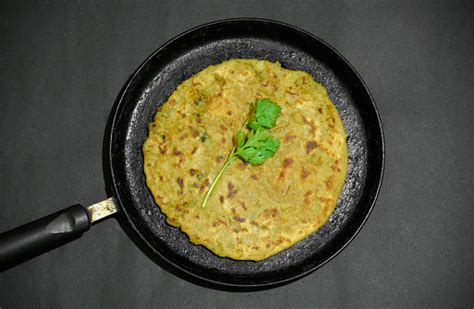 전통 인도 음식 올루 파라타 또는 감자 박제 플랫 빵 토마토 케첩과 함께 제공되며 다채롭거나 나무로 된 배경을 통해 커드를 드셔