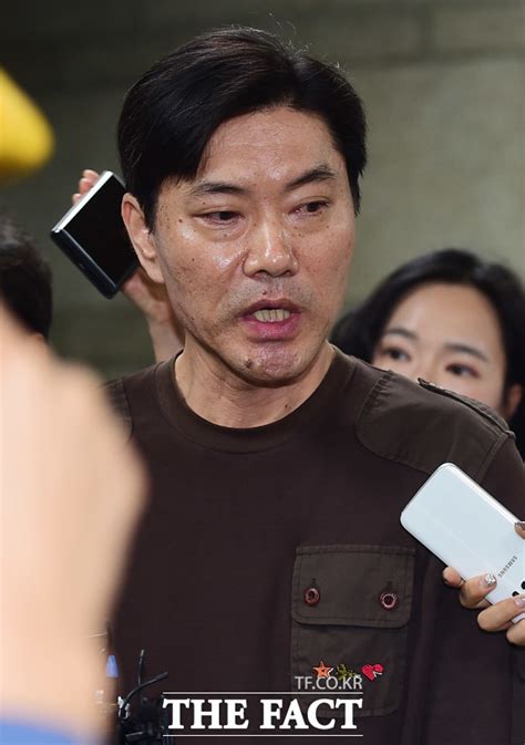 Tf포토 금품수수 최규순 전 야구심판위원 영장실질심사 출석 포토 기사 더팩트