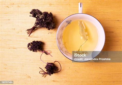 노란색 배경에 다양한 허브와 도자기 컵 허브 차 컵 린든 차 오레가노차 0명에 대한 스톡 사진 및 기타 이미지 0명 가을