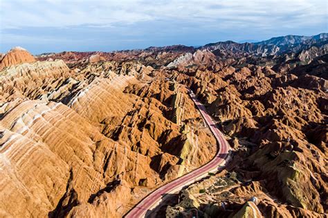 레인 보우 산맥의 관광 버스 장 예 Danxia 지형 지질 공원 중국과도로에 0명에 대한 스톡 사진 및 기타 이미지 0명