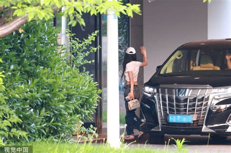 杨颖穿高腰上衣搭配牛仔裤现身机场 性感蛮腰吸睛 搜狐大视野 搜狐新闻
