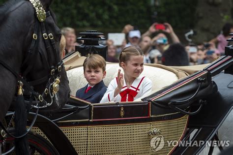 英 찰스 3세 생일 행사 참석한 윌리엄 왕세자 자녀 연합뉴스