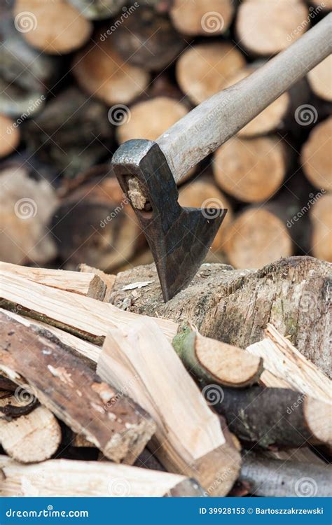 Machado Como Uma Ferramenta Para Desbastar A Madeira Imagem De Stock