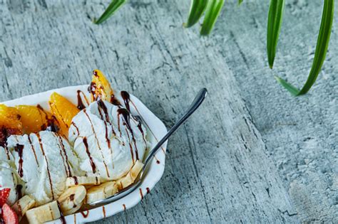 딸기 바나나 숟가락으로 흰색 접시에 오렌지를 곁들인 아이스크림 0명에 대한 스톡 사진 및 기타 이미지 0명 귀여운 냉동식품 Istock