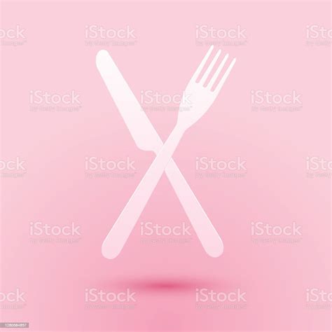 분홍색 배경에 분리 된 종이 컷 포크와 칼 아이콘 레스토랑 아이콘입니다 종이 아트 스타일 벡터 강철에 대한 스톡 벡터 아트 및