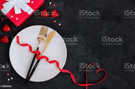 판 골드 나이프 포크 하트와 선물 상자가있는 빨간 리본이있는 발렌타인 데이 테이블 세팅 2월에 대한 스톡 사진 및 기타 이미지