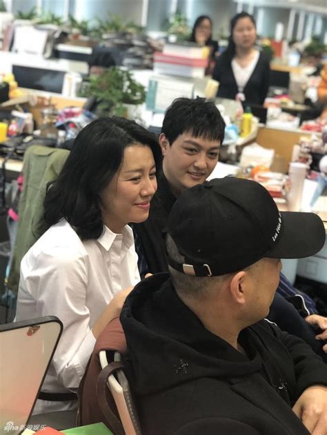 知否盛家三口集体来新浪直播 盛老爹曝朱一龙玩手游厉害 新浪图片