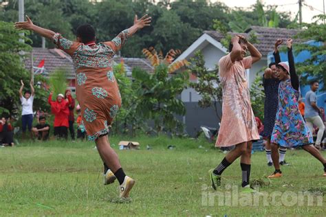 Foto Aksi Kocak Bapak Bapak Main Bola Pakai Daster