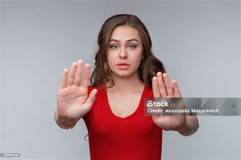 중지 기호 카메라에 손바닥 기호 Dont 이동합니다 심각한 젊은 갈색 머리 여자 쇼 그녀의 양쪽 손바닥 오른쪽 에 카메라 20