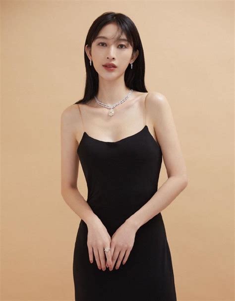 曝z姓女星主动陪睡影帝换资源，片场发生关系，90后男友青青草原