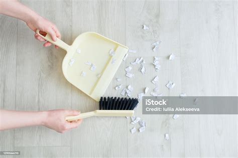 백인 여성의 손은 브러시와 스쿱으로 바닥에서 쓰레기를 제거합니다 가사 집안일에 대한 스톡 사진 및 기타 이미지 가사 집안일