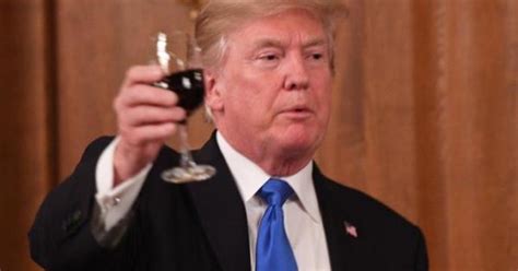 ВИДЕО Честитка на Трамп за Нова Година „додека јас работам вие се