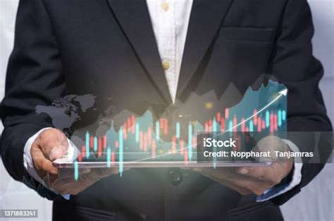 인간의 손에 디지털 태블릿과 세계 시장 거래 개념 과 디지털 금융 차트와 복사 공간 어두운 배경에 세계지도 가상 세계 온라인 마케팅 개념 메타 버스 경제에 대한 스톡 사진