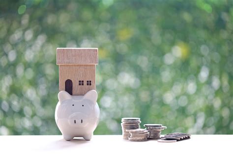 자연 녹색 배경에 동전 돈의 스택 돼지 저금통에 모델 하우스 비즈니스 투자 및 부동산 개념 0명에 대한 스톡 사진 및 기타 이미지 Istock