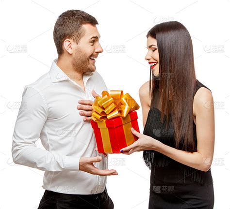 年轻美丽的夫妇与现在隔绝在白色
