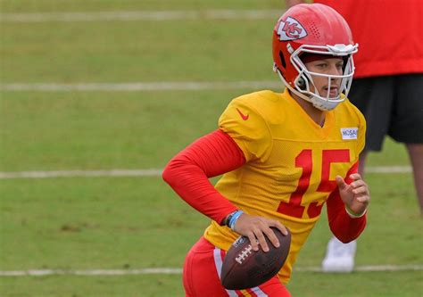 Patrick Mahomes Completes Behind The Back Pass At Chiefs Practice