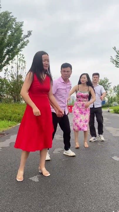 今天跟老公和闺蜜一起散步，突然一个瓶子砸过来了，我毫不犹豫地挡着前面，转身一看没想到 情感劇情人生百態shorts Youtube