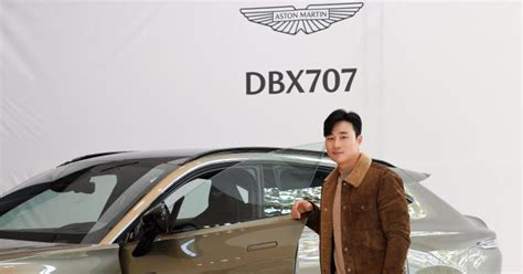 럭셔리 Suv 애스턴마틴 Dbx 앞에서 포즈 취하는 김하성