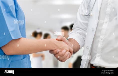 Arzt Im Krankenhaus Handshake Mit Einem Anderen Arzt Healthcare