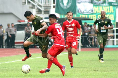 TIRA PERSIKABO VS PERSIJA JAKARTA ANTARA Foto