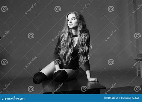 Sexy Jonge Vrouw Met Grote Borst Meisje Dat Tegen De Zwarte Muur In