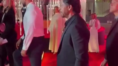 شاروخان يراقص ديبيكا بادوكون ويظهر بجسم رياضي ملفت Et بالعربي