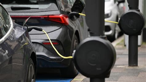 1 000 Kilometer mit einer Akku Ladung Trendwende für E Autos NDR de