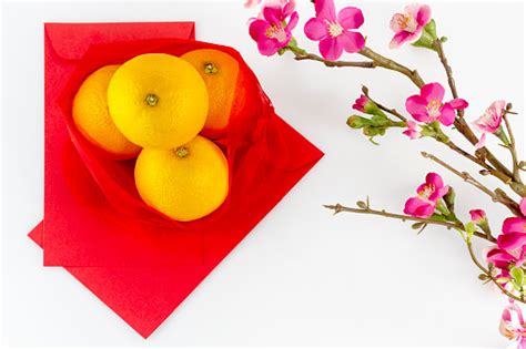 중국 새 해 신선한 오렌지와 흰색 바탕에 Angpao 주머니 오순절 벚꽃 꽃 지점 테두리 0명에 대한 스톡 사진 및 기타 이미지