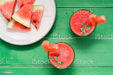 신선한 수박 혼합 음료 민트 잎과 나무 테이블에 접시에 수박의 조각과 안경에 수박의 마음 0명에 대한 스톡 사진 및 기타 이미지