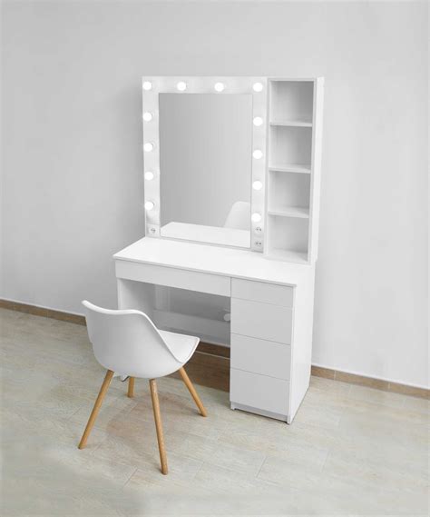 Туалетний столик трюмо з дзеркалом та поличками білий 9 499 грн Прочие товары для красоты и