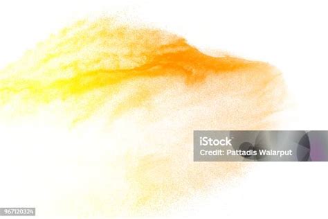 黄色の色粉体爆発雲が白い背景で隔離スプラッシュの背景に分離された黄砂粒子のクローズ アップ しぶきのストックフォトや画像を多数ご用意