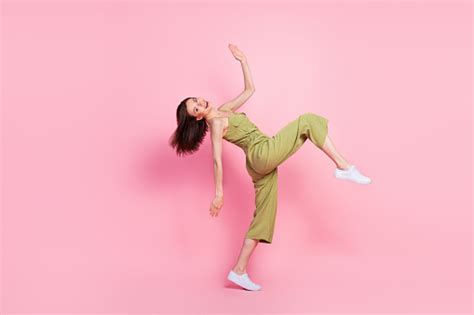 만족 한 아가씨 손 서기 한쪽 다리 좋은 기분 무료 시간 착용 멋진 여름 복장 핑크 색상 배경에 고립 된 전체 길이 사진 20