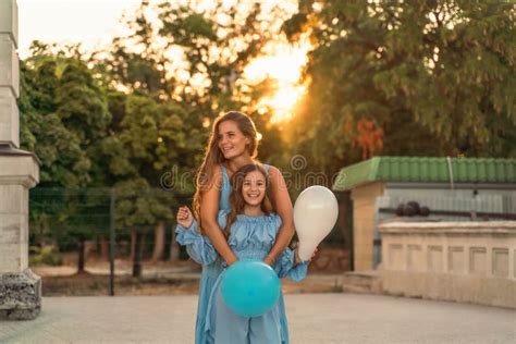 Atardecer Familiar De Madre Hija Retrato De Madre E Hija Con Vestidos