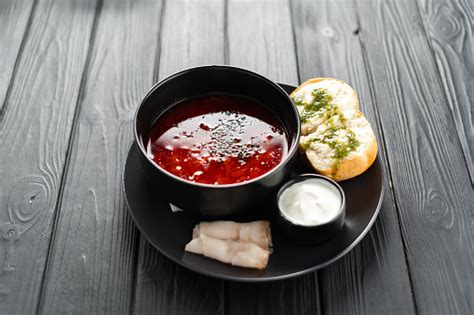 검은 나무 테이블에 Pampushkas 라드 사워 크림을 곁들인 보르시 전통적인 우크라이나 요리 개념입니다 건강한 생활방식에