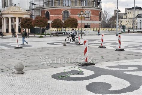Фотографијата од пропаднатиот камион е стара Фонтаната на плоштадот