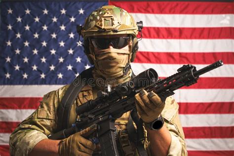 Soldado Del Ejército Con Ropa De Camuflaje Sujetando Rifa Bandera De Los Estados Unidos De