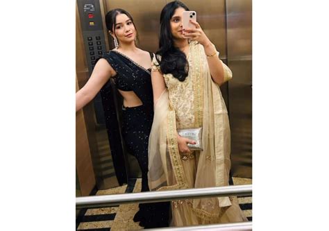 Sara Tendulkar Wear Black Saree And Party With Friends सारा तेंदुलकर