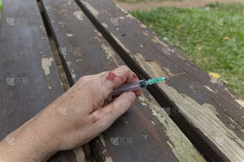 一个人的手沾满鲜血的特写