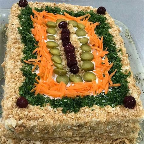 تزیین کیک مرغ مجلسی گرد و مثلثی با نان تست و چوب شور