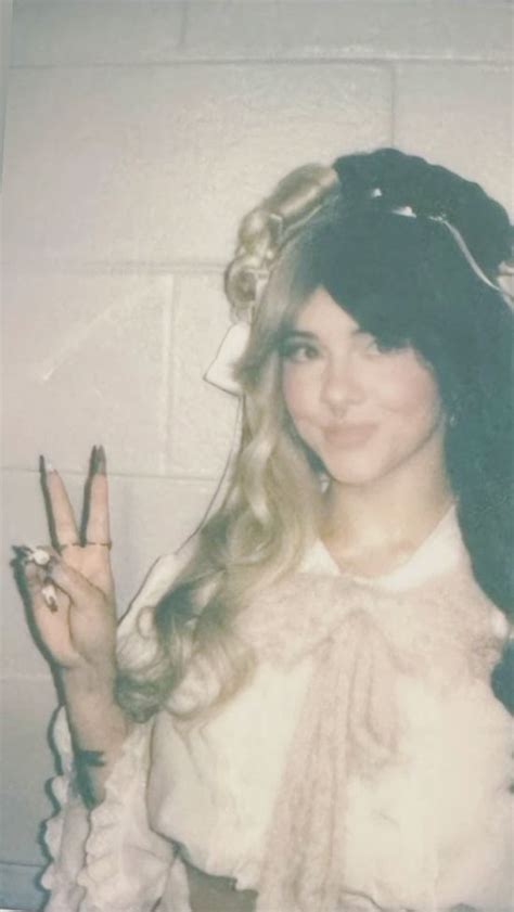 Melanie Martinez Rare Pics Melanie Martinez Deusa Divina Cabelo De Duas Cores