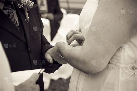 情侣结婚戴戒指
