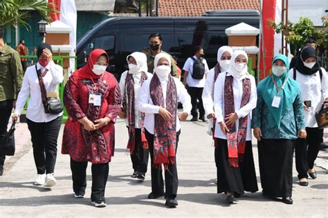 Kunjungan Ke Sragen Ibu Iriana Bagikan Sembako Dan Tanam Pohon