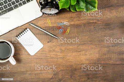 노트북 및 고정 사무실 또는 사무실 나무 테이블 배경 복사 공간을 제공합니다 개념에 대한 스톡 사진 및 기타 이미지 개념 고정됨 공란 Istock